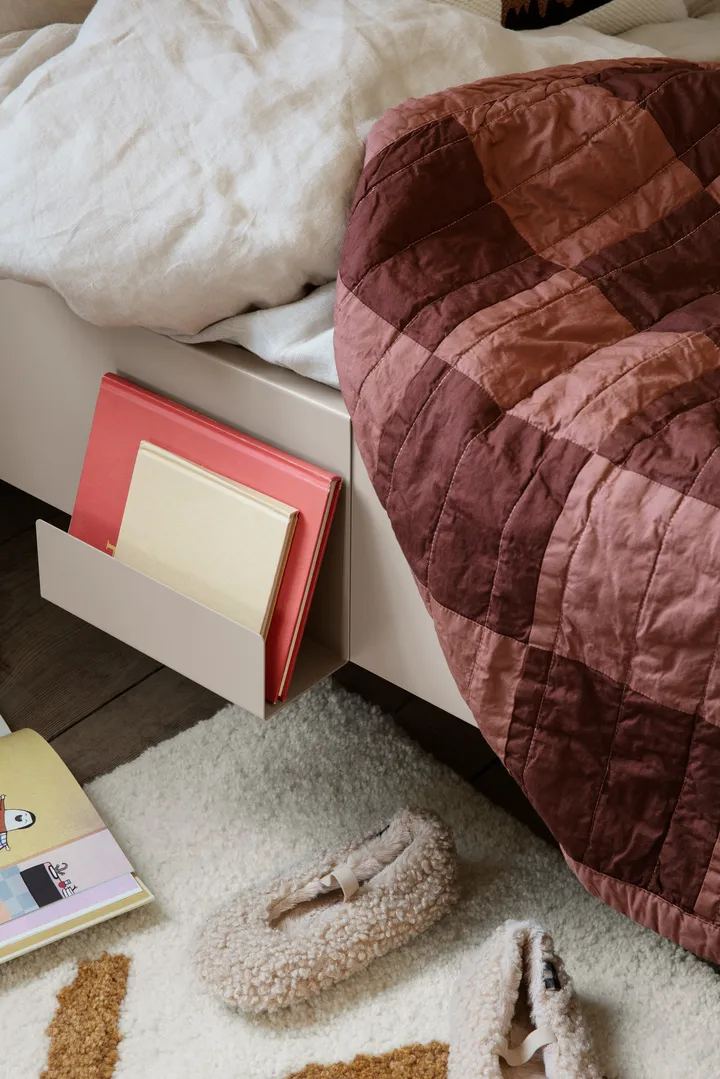 Sill hylde til seng fra Ferm Living - NordicNest.dk